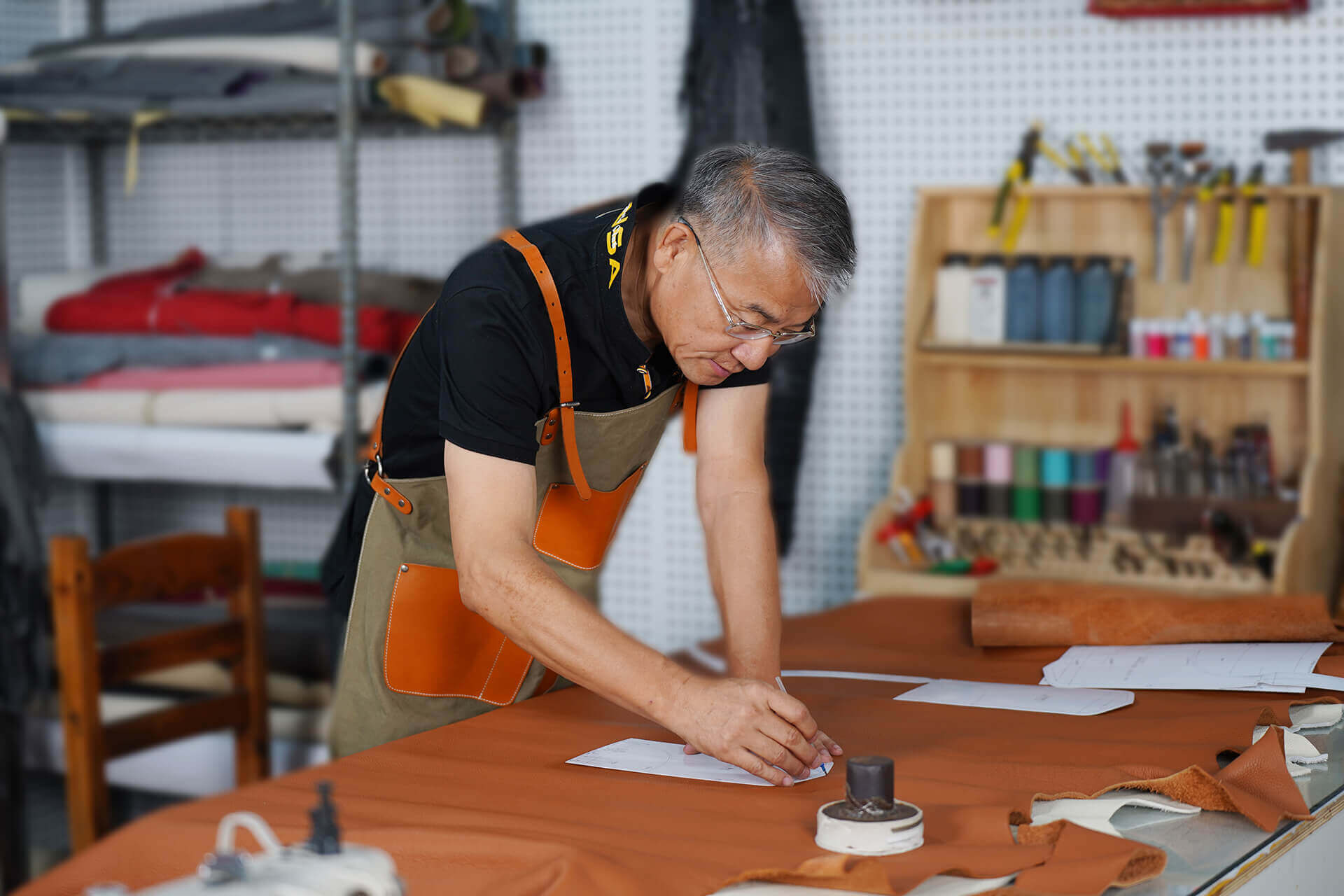 Handmade Leather Bags vs. Machine-made Handbags | T.QING™ Blogs blog